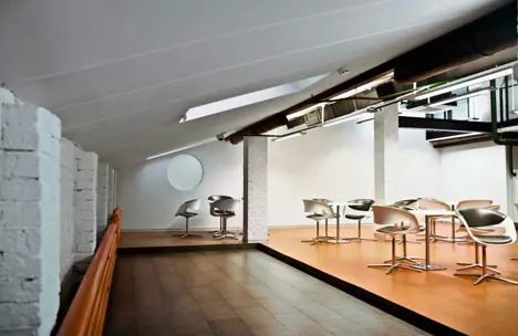 Salas de reuniones de la casa de vainas coloridas en las oficinas de la firma de TI por Za Bor Architects