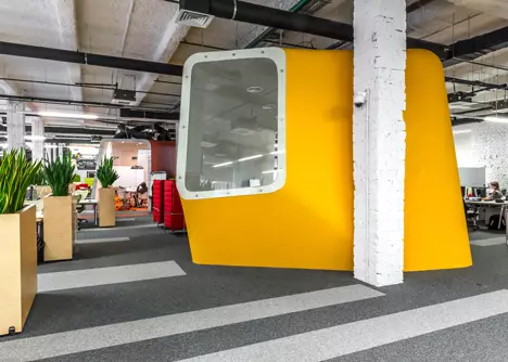Bunte Kapseln beherbergen Besprechungsräume in Büros von IT-Unternehmen von Za Bor Architects