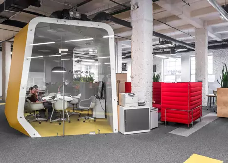 Za Bor Architects 在 IT 公司办公室的彩色吊舱内设有会议室