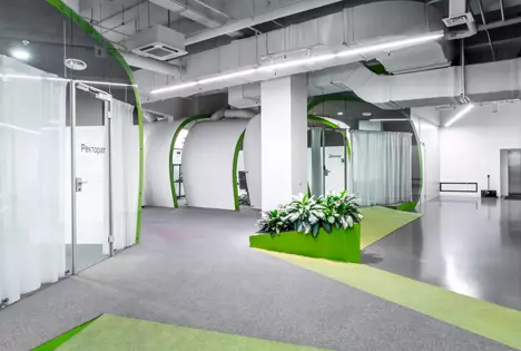 غلاف های رنگارنگ دارای اتاق جلسات در دفاتر شرکت فناوری اطلاعات توسط Za Bor Architects هستند