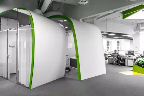 תרמילים צבעוניים מכילים חדרי ישיבות במשרדי משרדי IT של Za Bor Architects