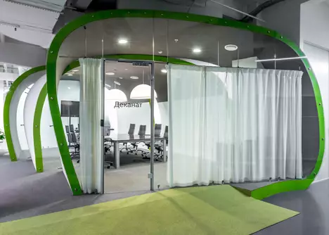Farebné moduly obsahujú zasadacie miestnosti v kanceláriách IT firiem od Za Bor Architects