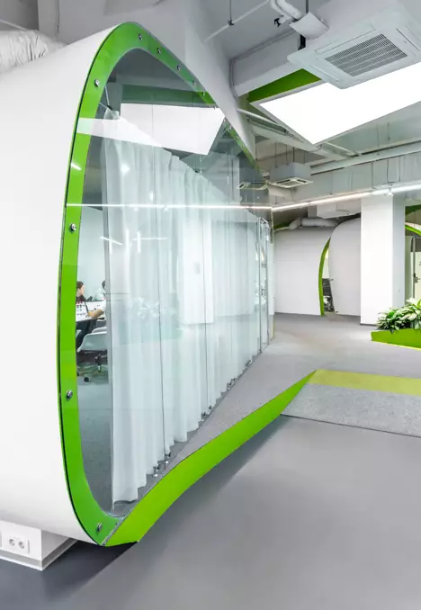 Za Bor Architects 在 IT 公司办公室的彩色吊舱内设有会议室