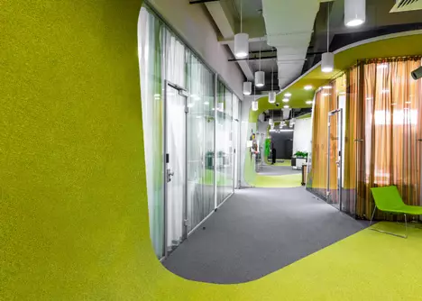 غلاف های رنگارنگ دارای اتاق جلسات در دفاتر شرکت فناوری اطلاعات توسط Za Bor Architects هستند