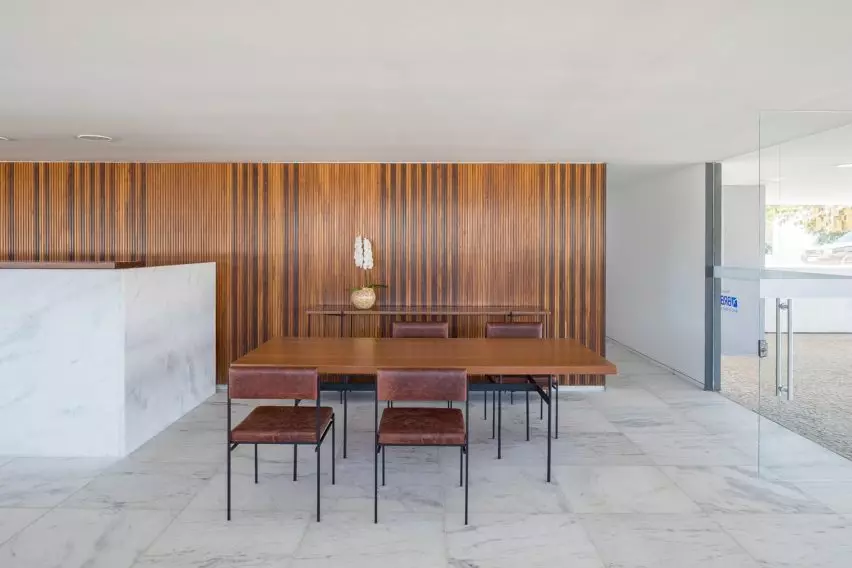 Herbaciarnia Oscar Niemeyer autorstwa Bloco Arquitetos i Equipe Lamas