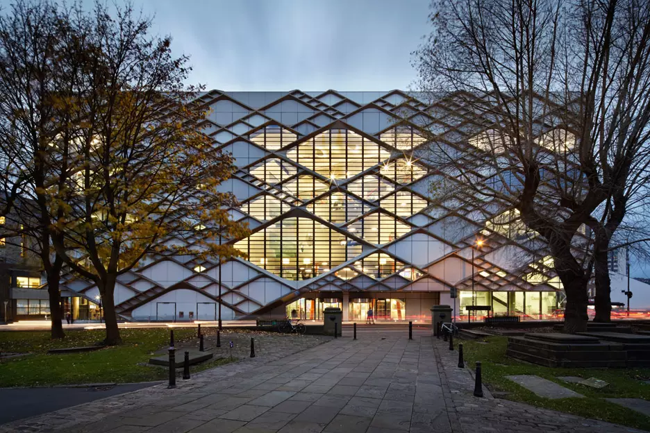 Twelve Architects adiciona fachada padronizada ao prédio da universidade