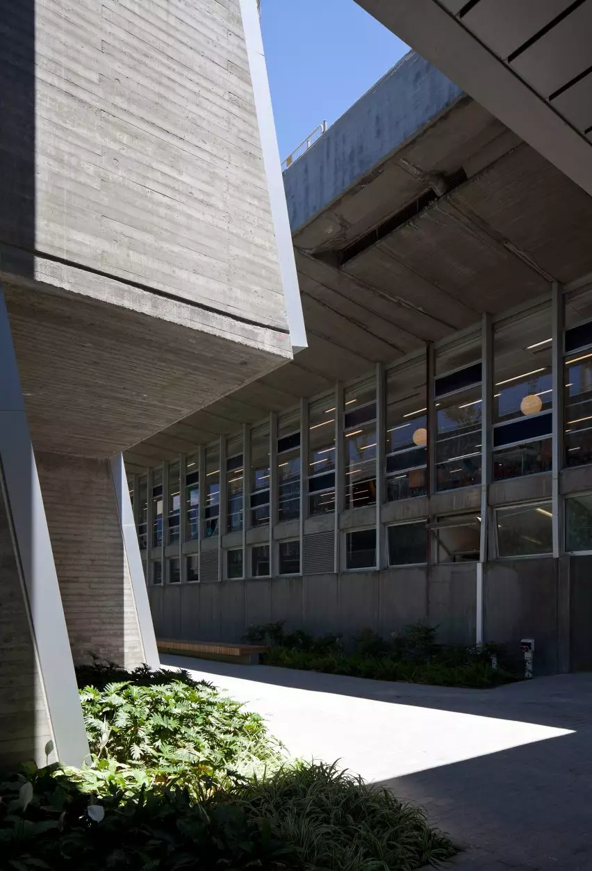 Oscar Niemeyer မှ Haifa University Library