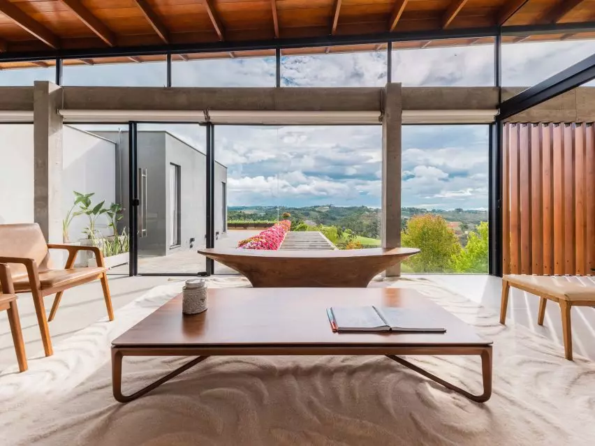 Pemandangan ruang tamu dari OTP Arquitetura House di Brazil