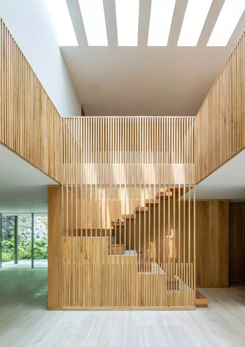 Wooden staircase in house renovation ni Viga Arquitectos