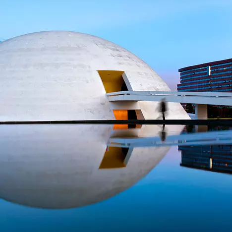 Niemeyer's Brasilia grianghraf ag Andrew Prokos