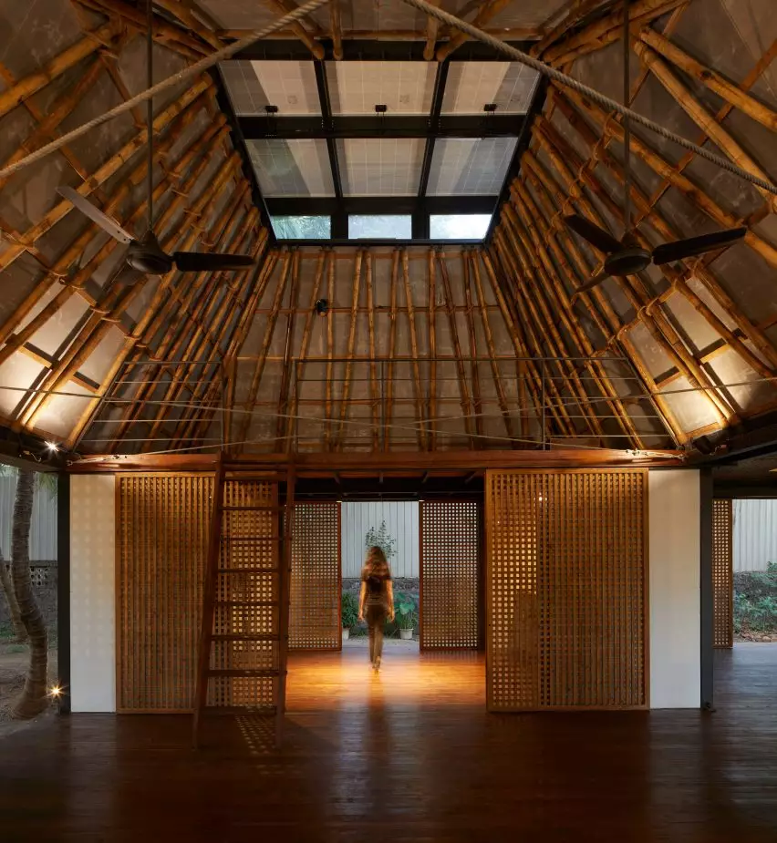 Techo de bambú de Mumbai Artist Retreat by Architecture Brio en Alibag, India