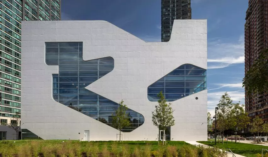 Queens Library by Hunter's Point deur Steven Holl Architects