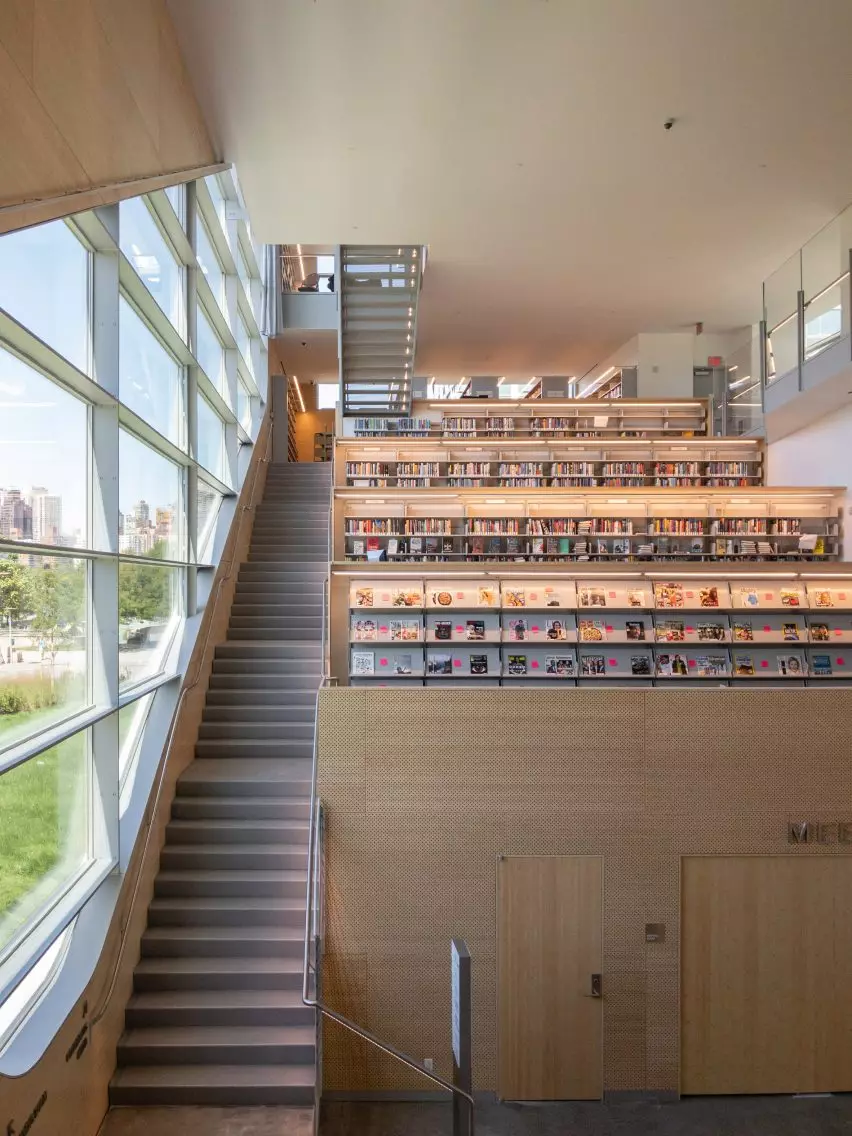 Queens Library by Hunter's Point deur Steven Holl Architects