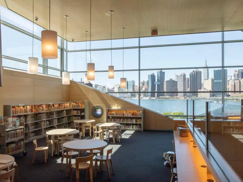 Queens Library at Hunter's Point ដោយស្ថាបត្យករ Steven Holl