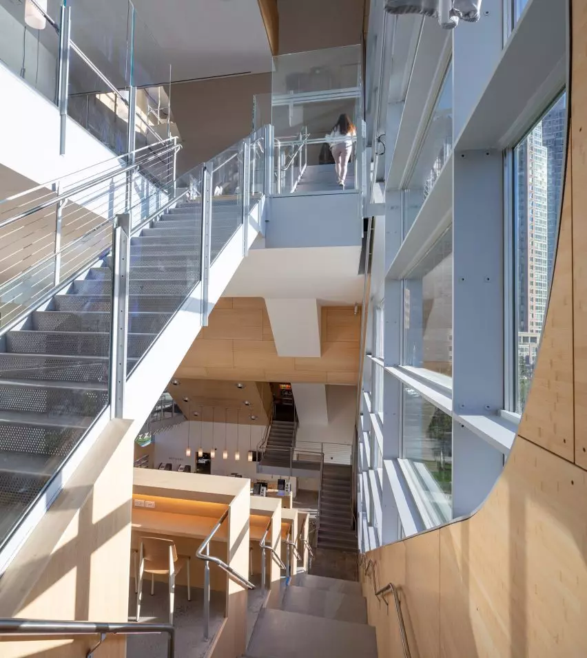 Queens Library at Hunter's Point ដោយស្ថាបត្យករ Steven Holl