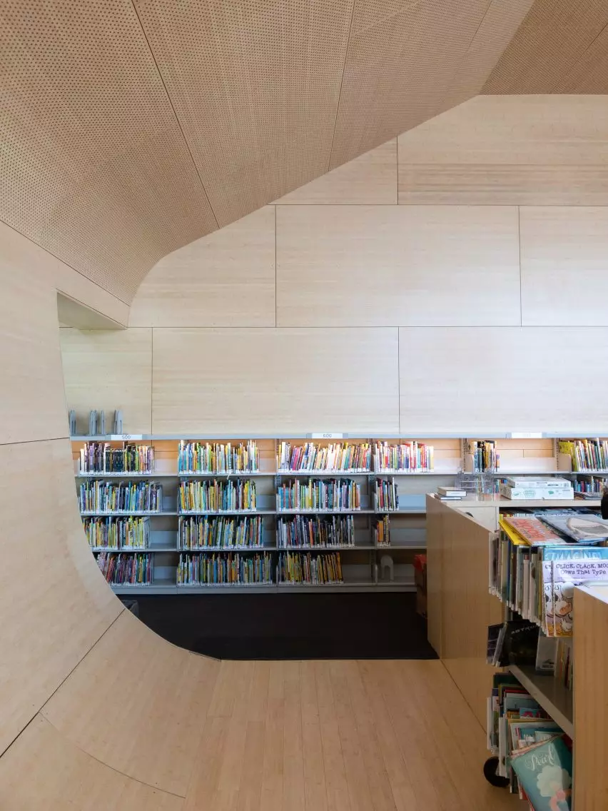 Queens Library at Hunter's Point ដោយស្ថាបត្យករ Steven Holl