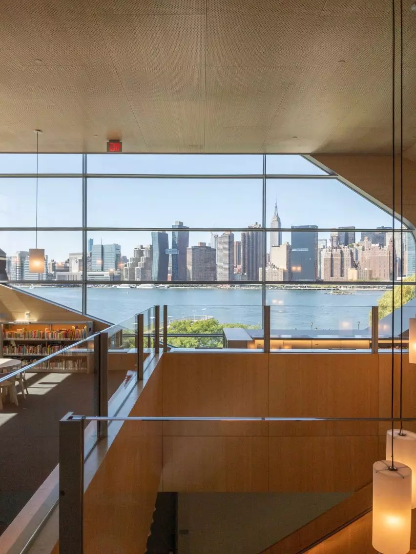 Queens Library at Hunter's Point ដោយស្ថាបត្យករ Steven Holl