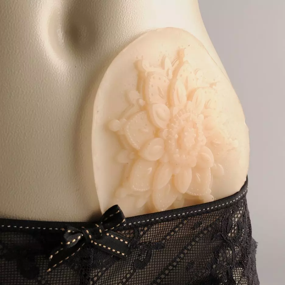 Brunelin yliopistosta valmistuneen Stephanie Montyn seksikäs kolostomialaukku on suunniteltu intiimimpiin hetkiin