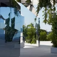 አረንጓዴ ሌንስ በDoug Aitken