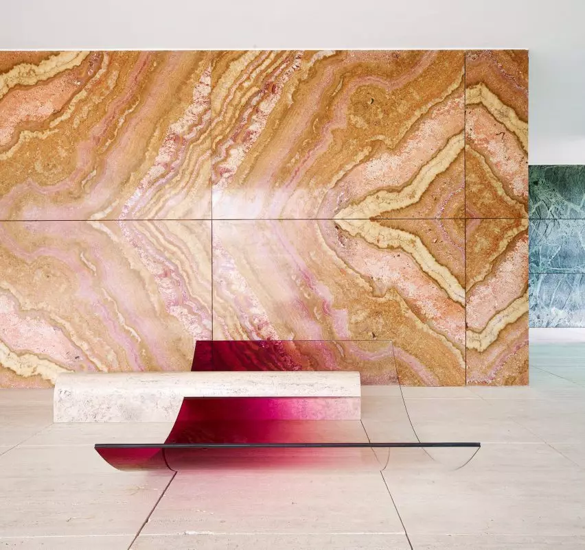 Sabine Marcelis tạo tác phẩm sắp đặt từ vật liệu của Barcelona Pavilion