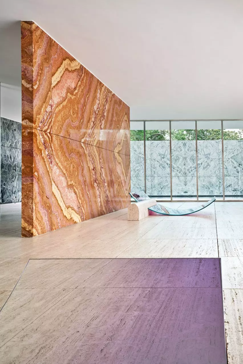 Sabine Marcelis tạo tác phẩm sắp đặt từ vật liệu của Barcelona Pavilion