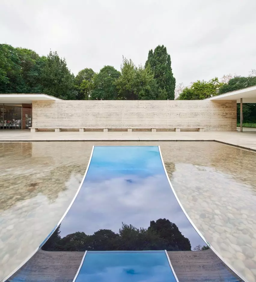 Sabine Marcelis tạo tác phẩm sắp đặt từ vật liệu của Barcelona Pavilion