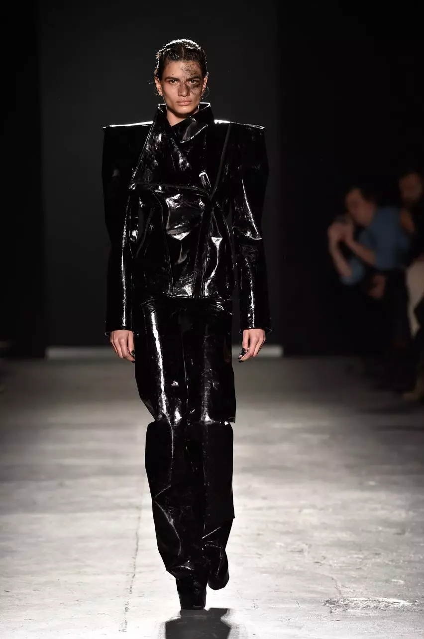 Gareth Pugh revizitas potencan vestaĵon de la 1980-aj jaroj kun plej nova kolekto 29216_4