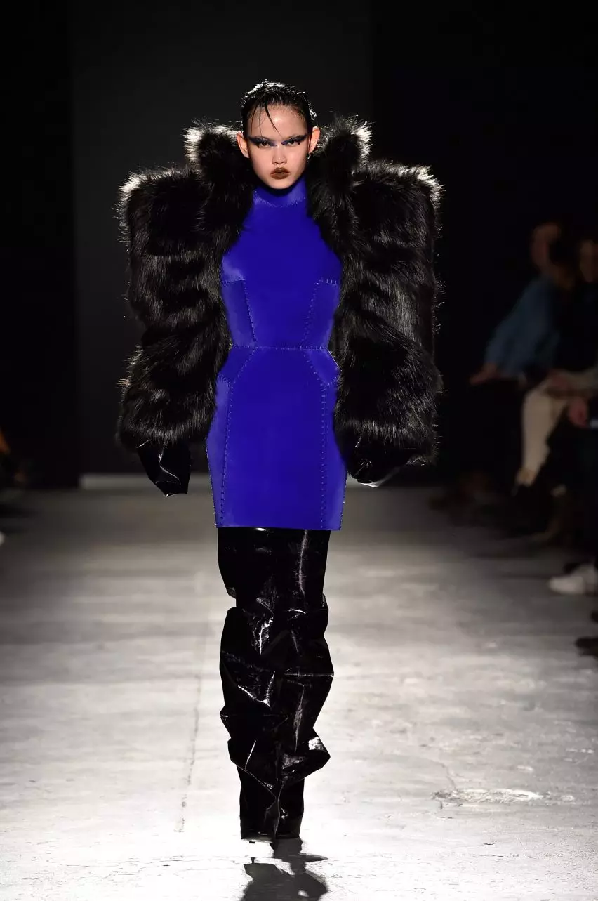 Gareth Pugh ya sake duba suturar wutar lantarki na 1980 tare da tarin sabbin abubuwa 29216_6