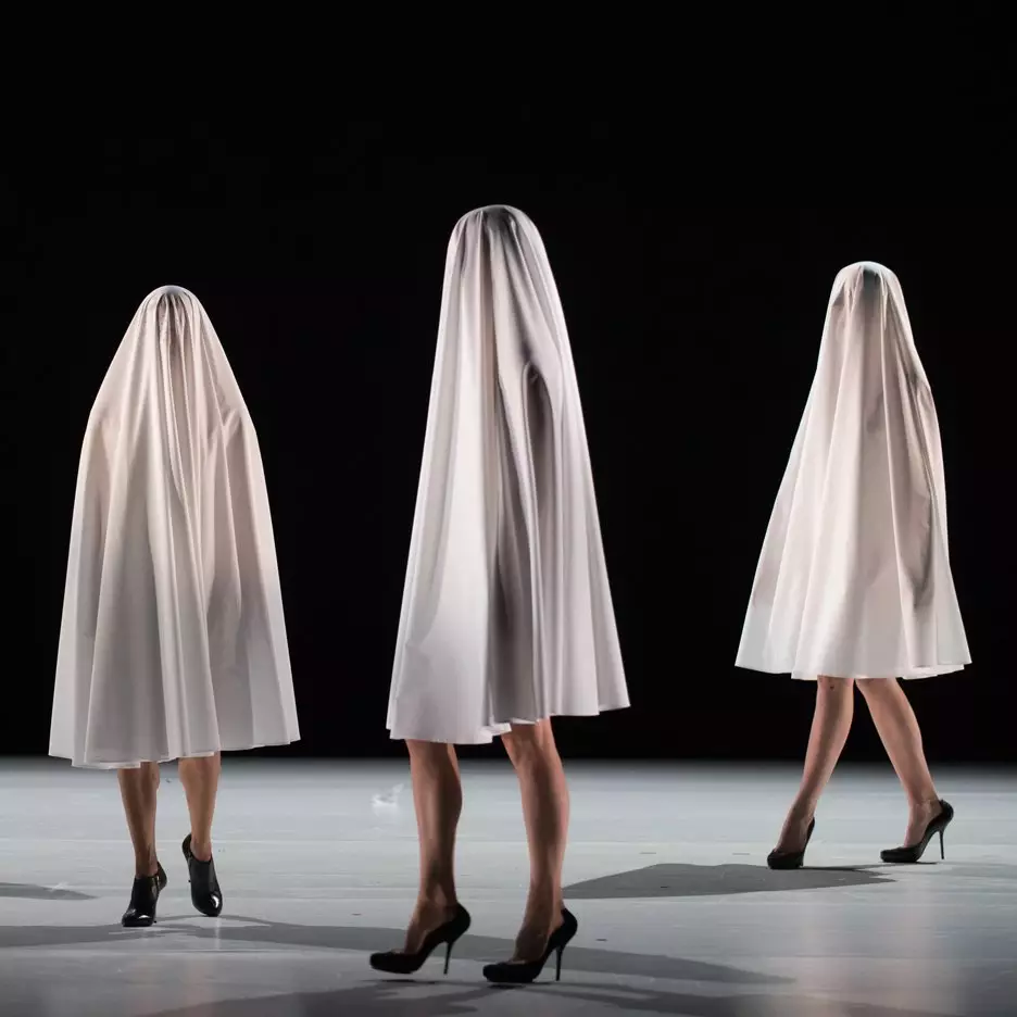 Fatigue de gravité par Hussein Chalayan