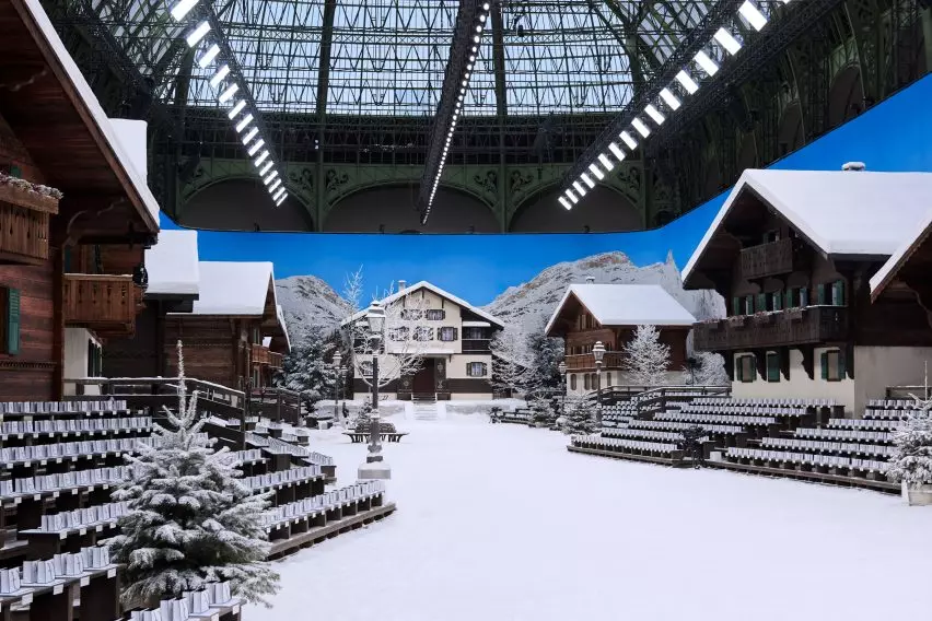 Karl Lagerfeld transfòme Grand Palais Pari a nan yon peyi mèvèy sezon fredi pou dènye montre Chanel