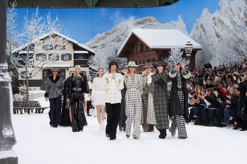 Karl Lagerfeld ahindura Paris 'Grand Palais ahinduka igitangaza cyimvura ya Chanel yanyuma