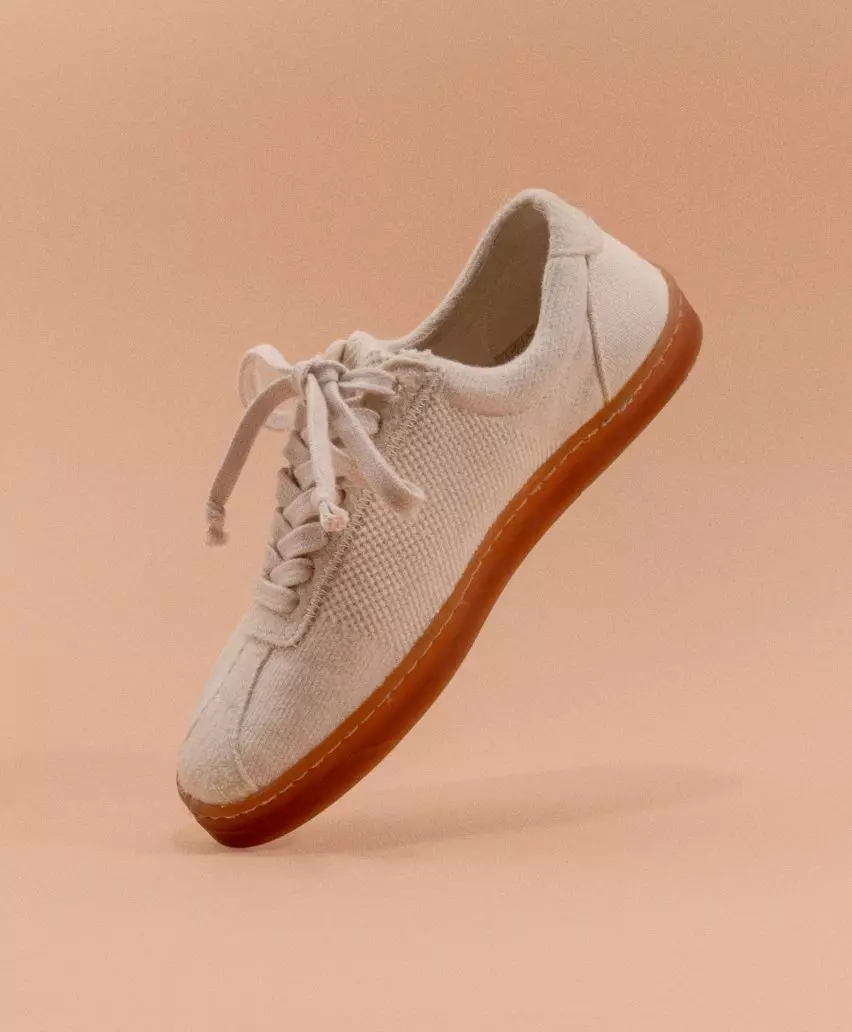 Native faras plant-bazitajn sneakers el kaŭĉukarba lakto kaj eŭkalipto