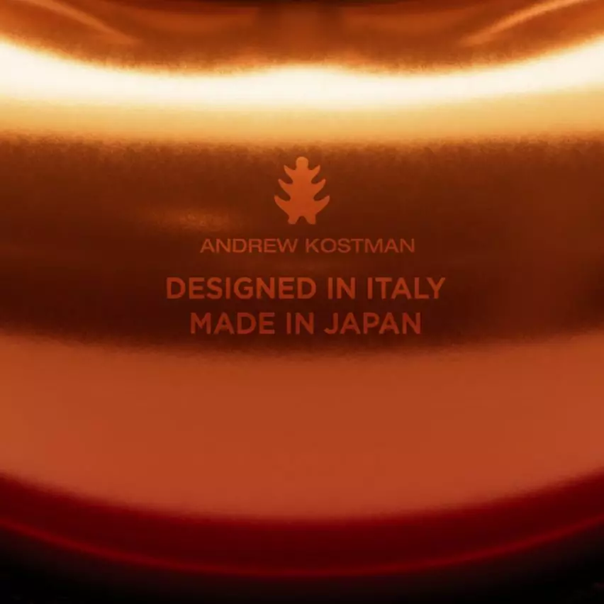 Close-up van het Andrew Kostman-logo met de tekst ontworpen in Italië en gemaakt in Japan