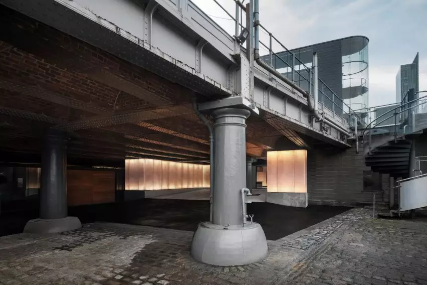 Pintu masuk ke museum Manchester di bawah jembatan kereta api