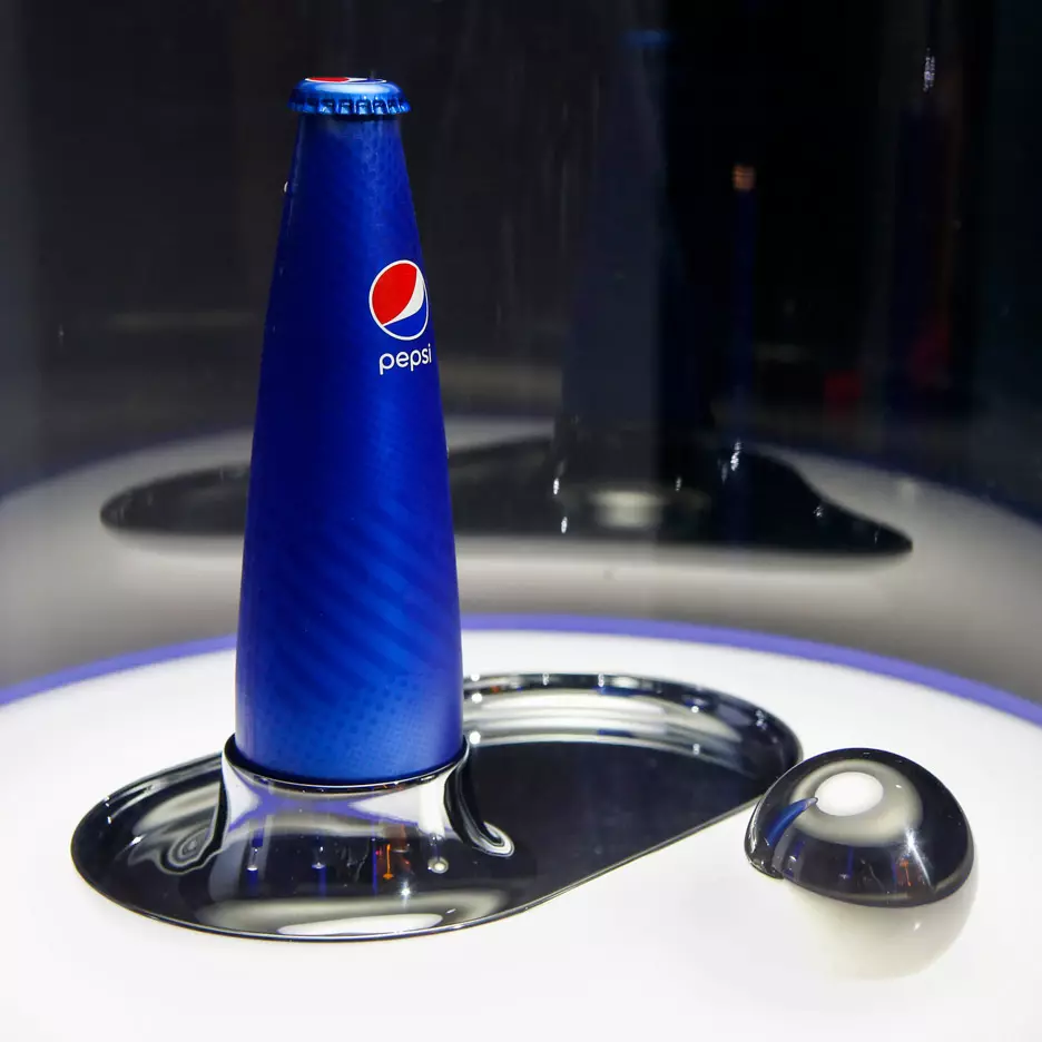 Karim Rashid Prestige Pepsi palackja a 2016-os milánói tervezési hétre