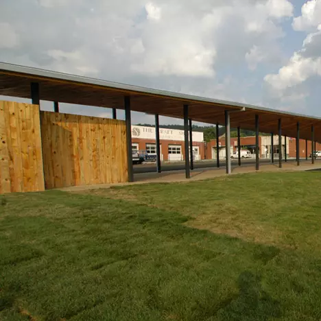 Covington Farmers Market deur ontwerp/buildLAB by VA Tech School of Architecture + Design