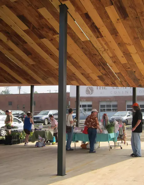 Covington Farmers Market deur ontwerp/buildLAB by VA Tech School of Architecture + Design