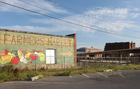 Covington Farmers Market deur ontwerp/buildLAB by VA Tech School of Architecture + Design