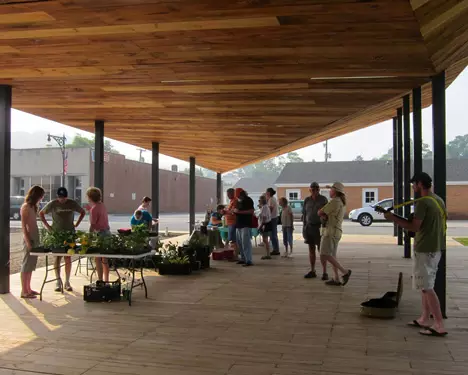 Covington Farmers Market deur ontwerp/buildLAB by VA Tech School of Architecture + Design