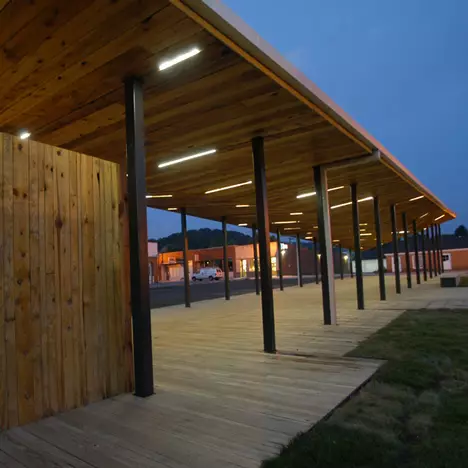 Covington Farmers Market deur ontwerp/buildLAB by VA Tech School of Architecture + Design