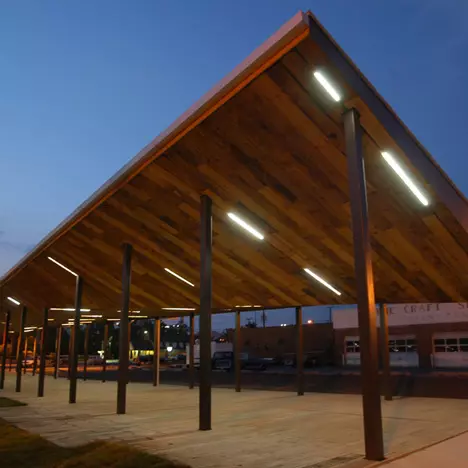 Covington Farmers Market deur ontwerp/buildLAB by VA Tech School of Architecture + Design