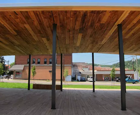 Covington Farmers Market deur ontwerp/buildLAB by VA Tech School of Architecture + Design