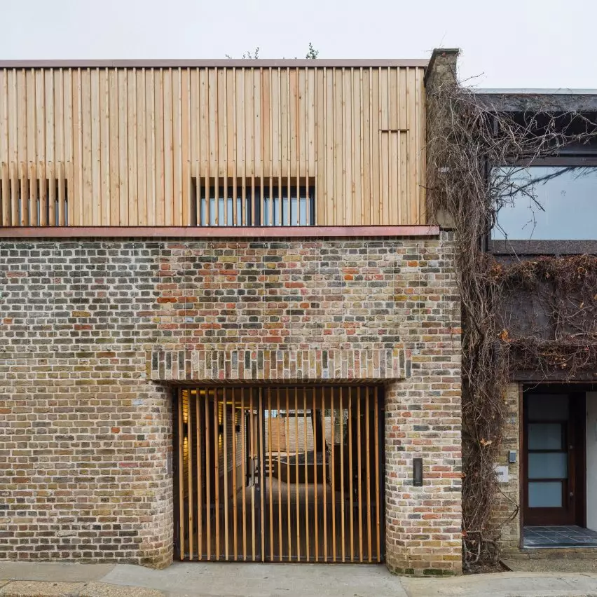 I-Camden Mews Max Fordham House eyenziwe yi-Bere Architects