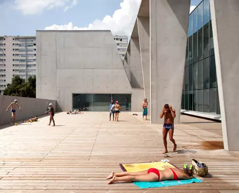 Reestruturación e ampliación da piscina de Bagneux por Dominique Coulon et associés