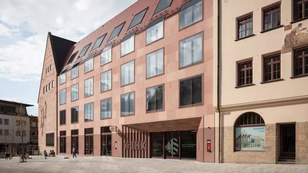 Idinagdag ang mga sandstone extension sa House of Commerce ng Nuremberg