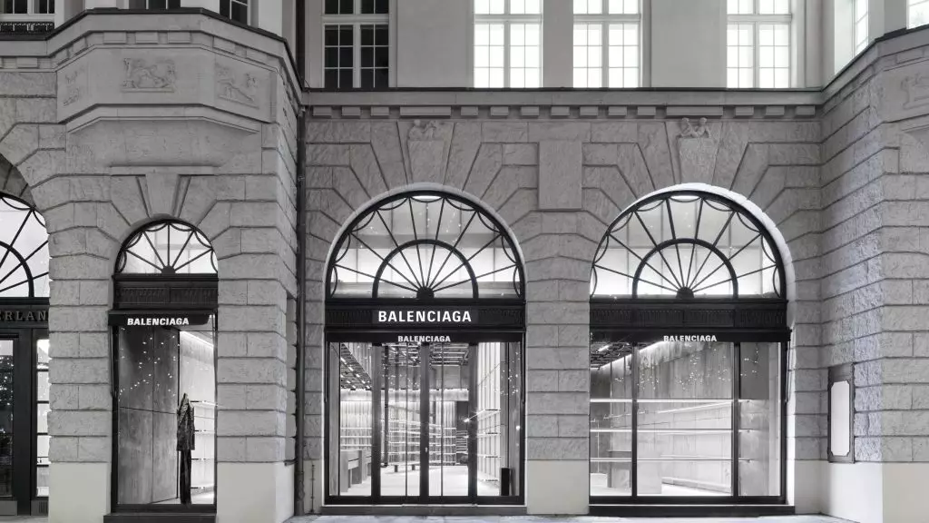 Tinutukoy ng tindahan ng Balenciaga Berlin ang modernistang arkitektura ng lungsod