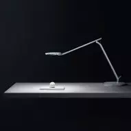 Humanscales Infinity-lampa designad för att motverka ansträngning av ögonen från starka datorljus