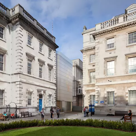 Steven Holl Architects tarafından Londra'daki Maggie's Center Barts