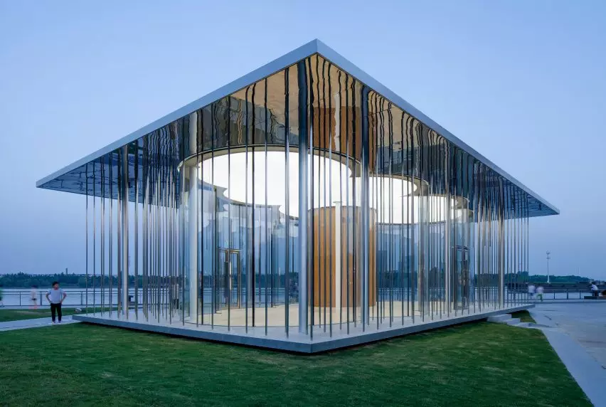 O Cloud Pavilion de Schmidt Hammer Lassen é um espaço de eventos efêmero com paredes de vidro em Xangai