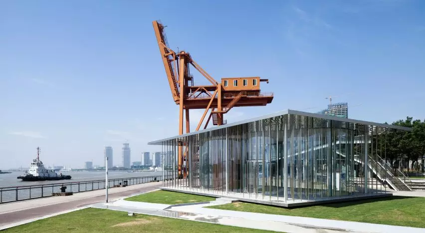 O Cloud Pavilion de Schmidt Hammer Lassen é um espaço de eventos efêmero com paredes de vidro em Xangai